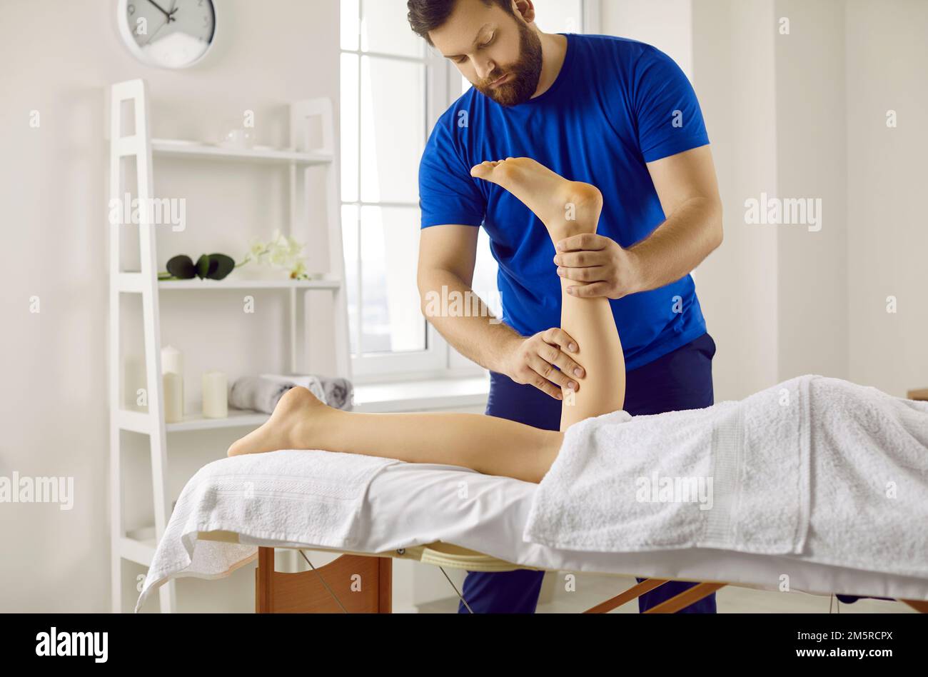 Leg press woman hi-res stock photography and images - Alamy