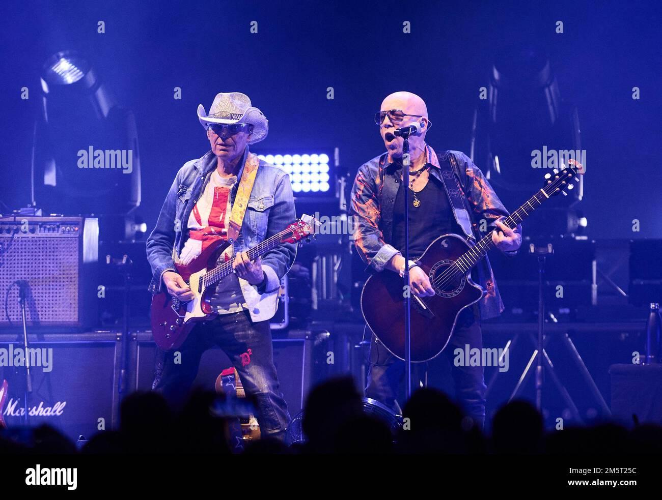 Berlin, Germany. 30th Dec, 2022. Fritz Puppel (l, guitarist) and Toni ...