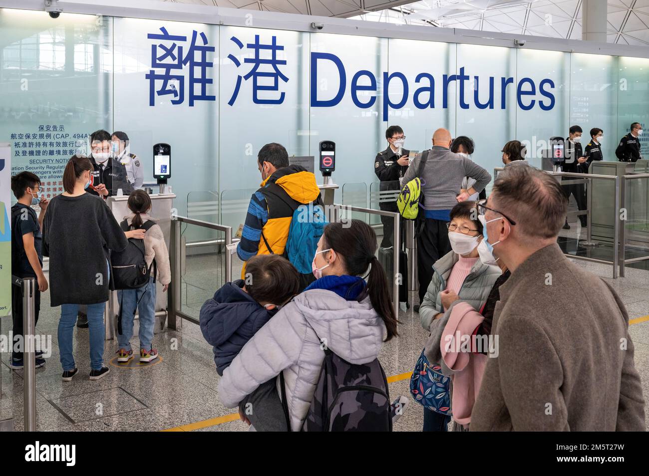 Say goodbye airport family hi-res stock photography and images - Alamy