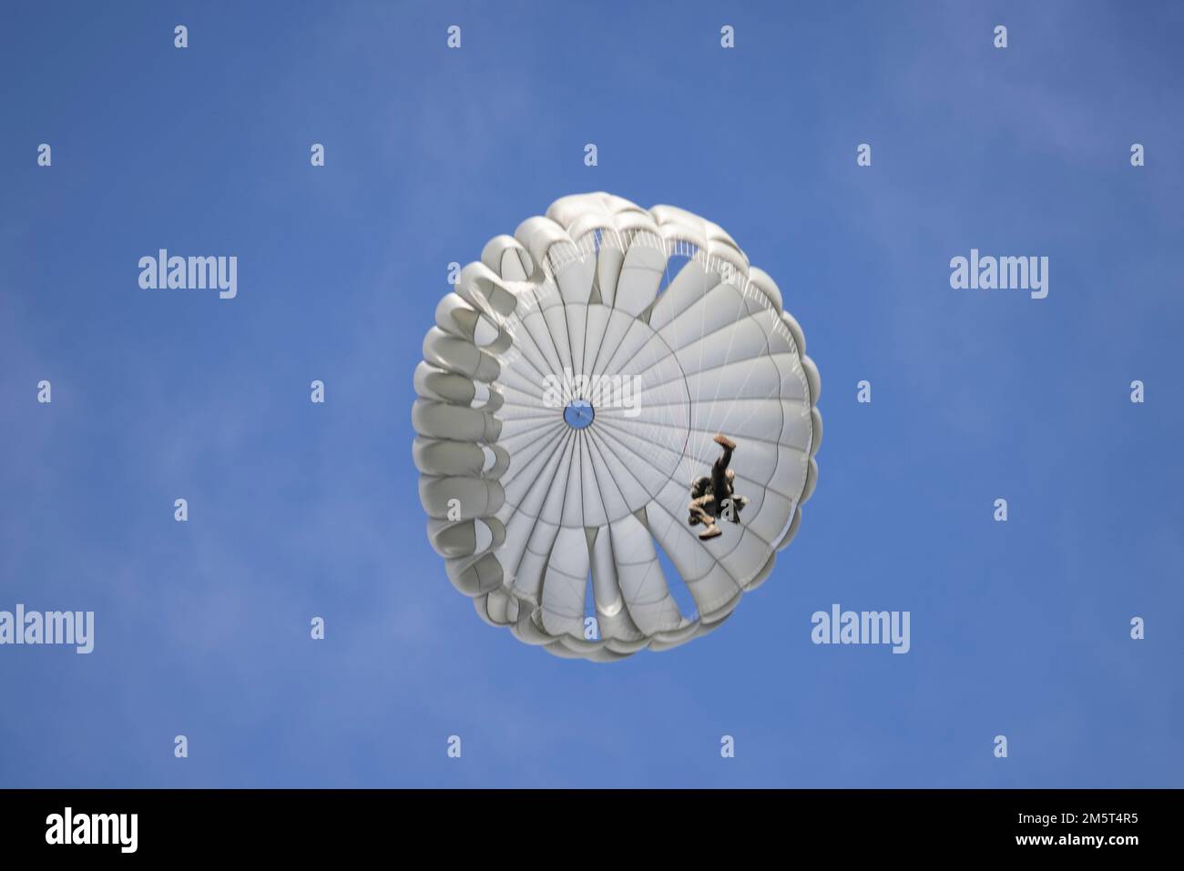 Drop Zone Kanes, Hawaii (Nov. 19, 2022) - U.S. Marine Corps ...