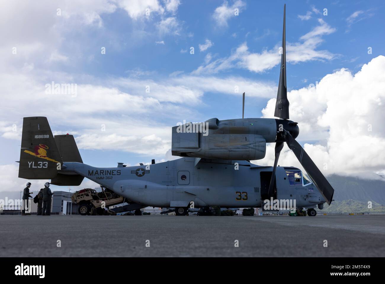 PACIFIC OCEAN (Nov. 17, 2022) - U.S. Marines with Marine Medium Tiltrotor Squadron (VMM) 362 ...