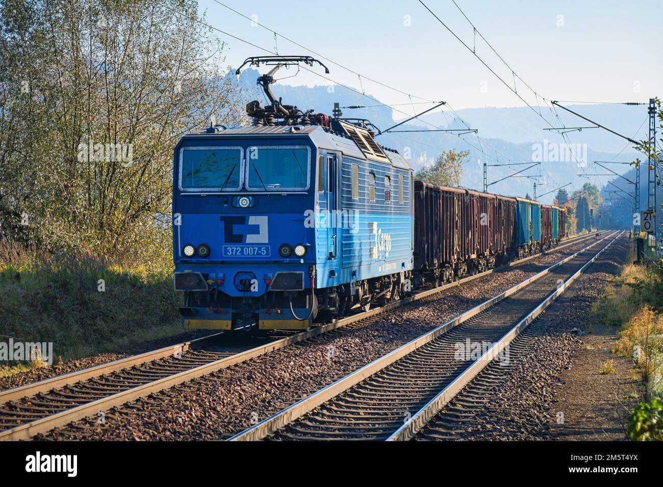 A class 372 locomotive from CD Cargo drives a freight train through the ...
