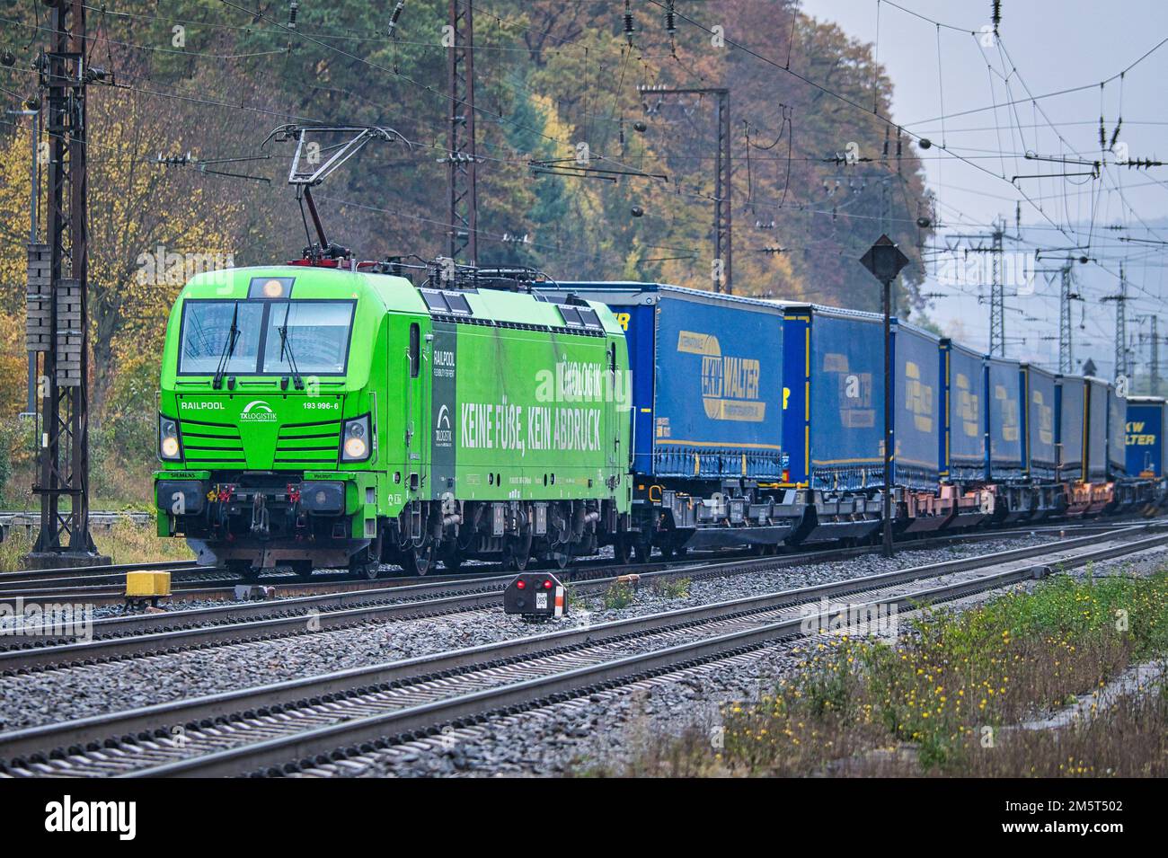 A class 193 locomotive (193 996 "KEINE FUESSE KEIN IMPRINT"), Siemens ...