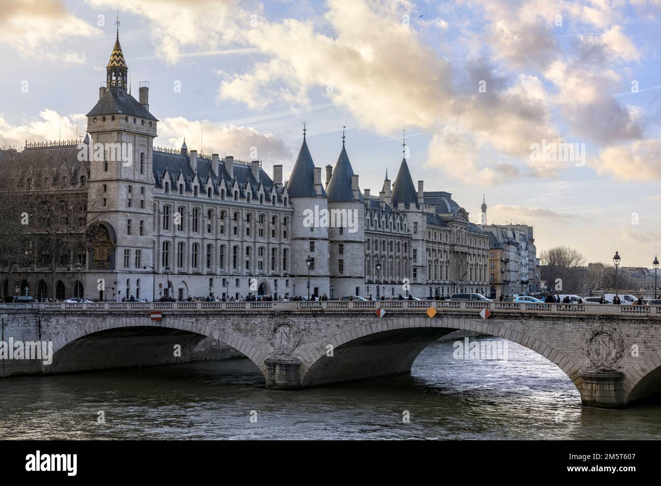 Paris, France. 29th Dec, 2022. The Pont au Change bridge over Seine ...
