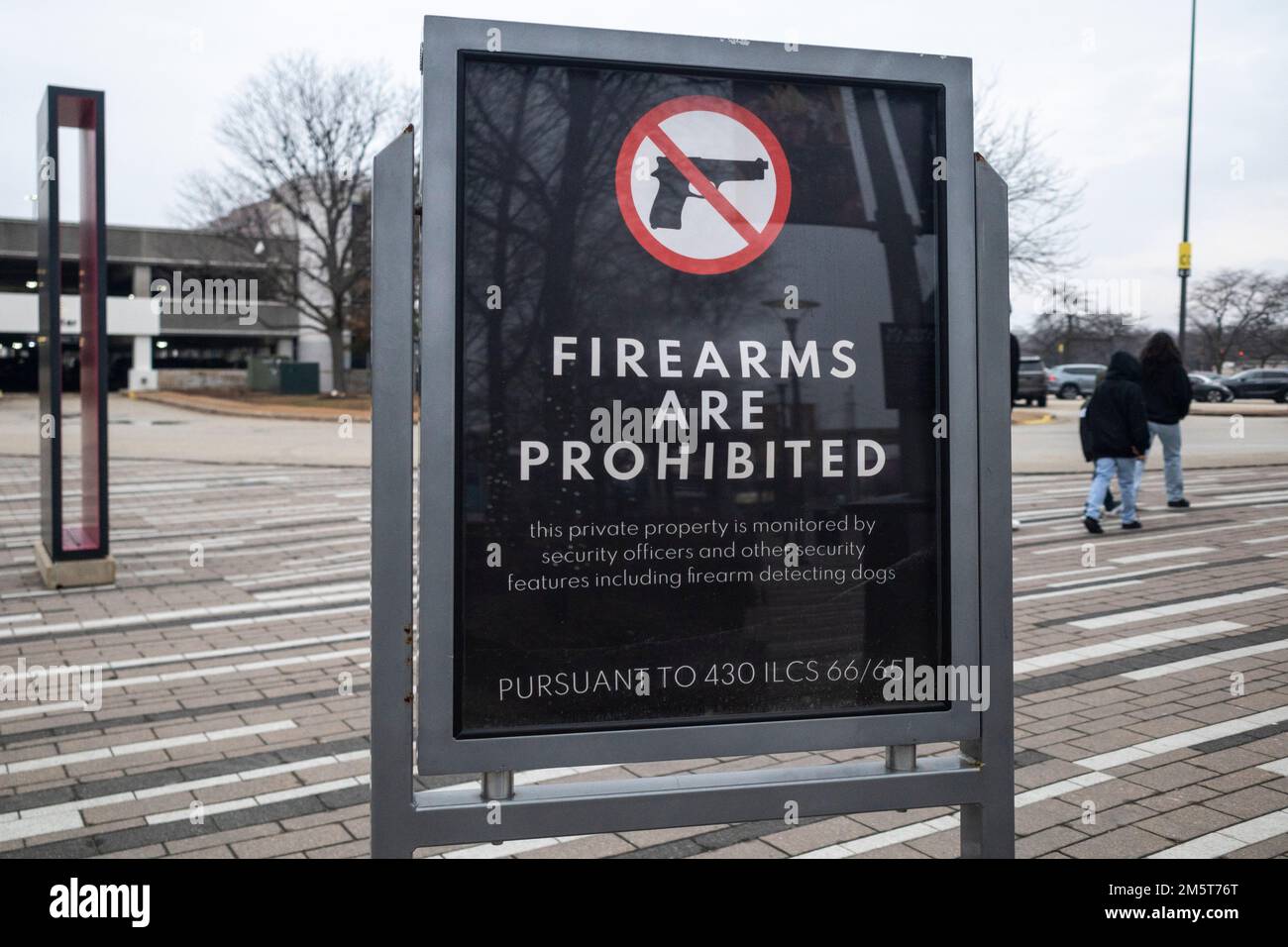 Chicago, USA. 30 December 2022. A ‘Firearms are prohibited’ sign is ...