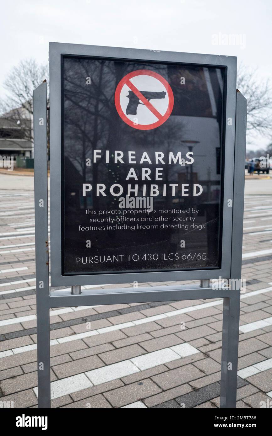 Chicago, USA. 30 December 2022. A ‘Firearms are prohibited’ sign is ...