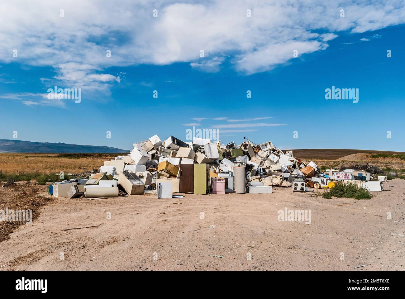 Steel refrigerators hi-res stock photography and images - Alamy