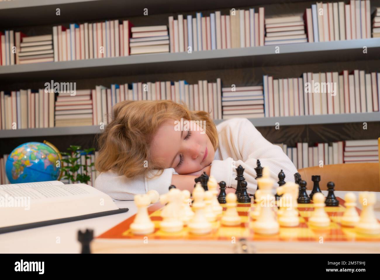 Kids play chess classroom hi-res stock photography and images - Alamy