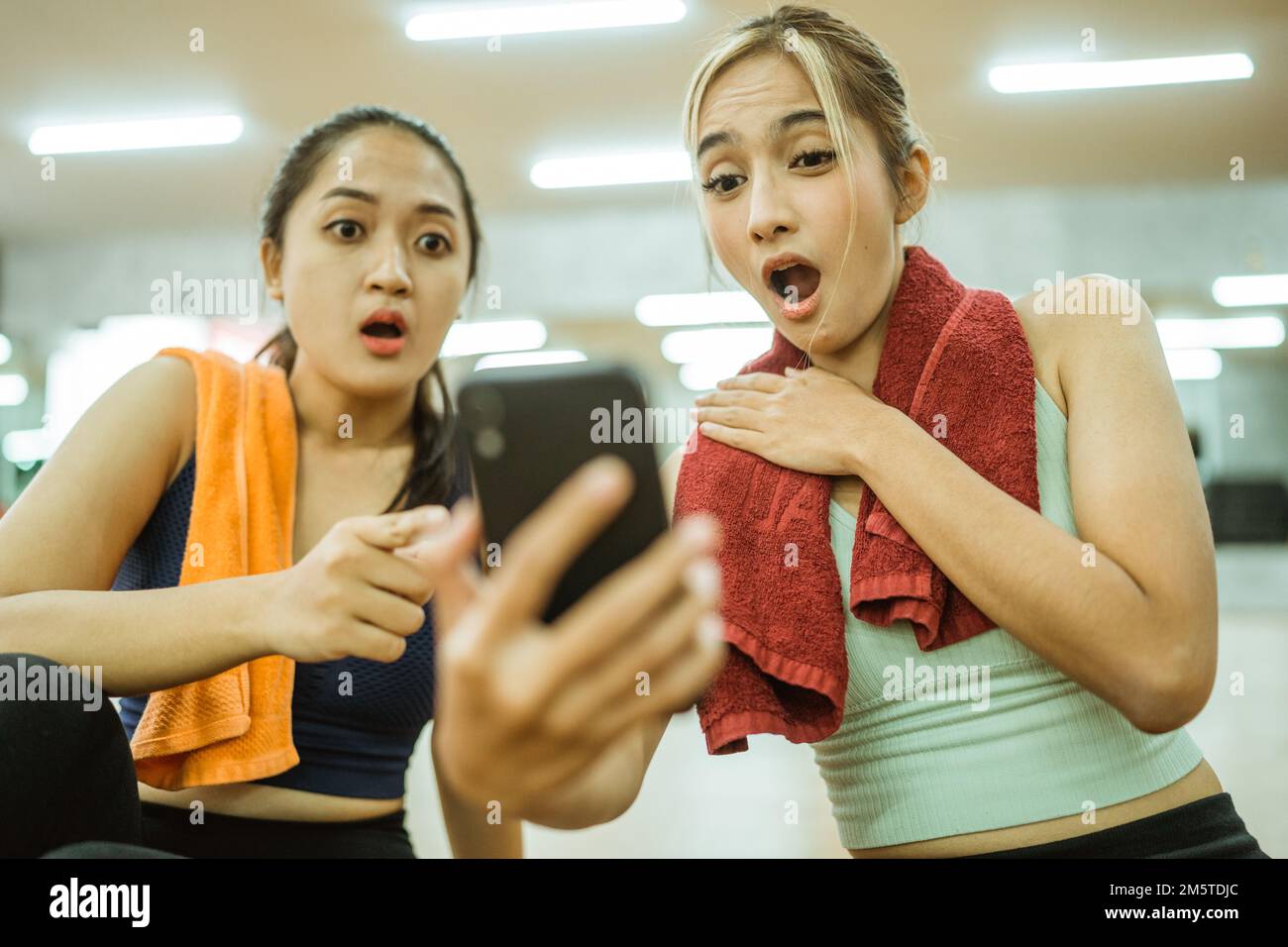 Portrait two shocked women hi-res stock photography and images - Alamy