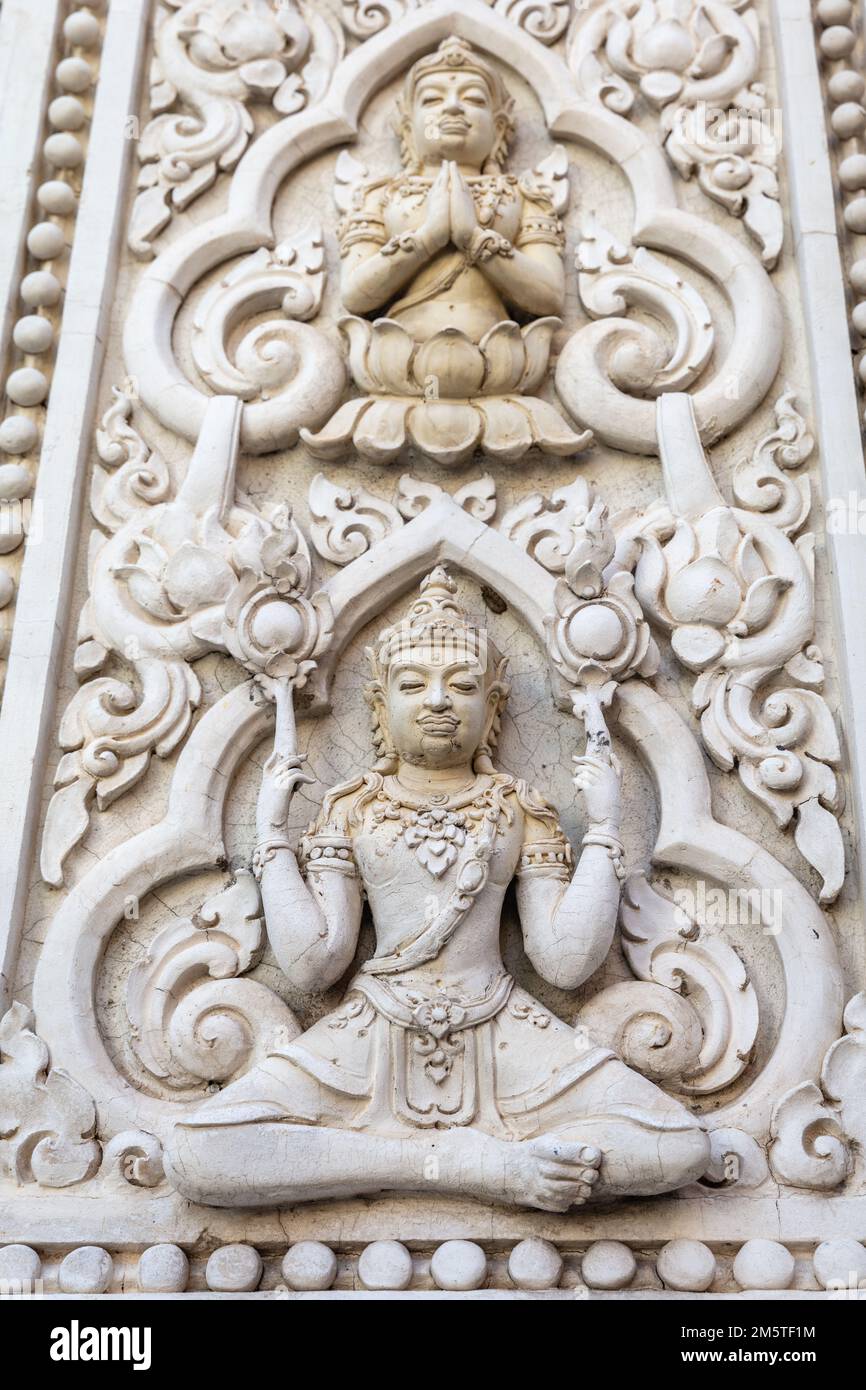 Wat Kanma Tuyaram (Yot Khan Tue), Thai Buddhist temple. Gate stucco ...