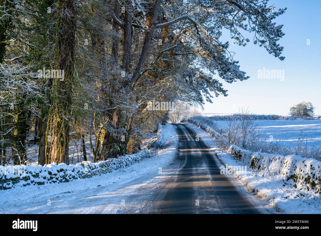 Winter road in the cotswold countryside in the snow. Cotswolds ...