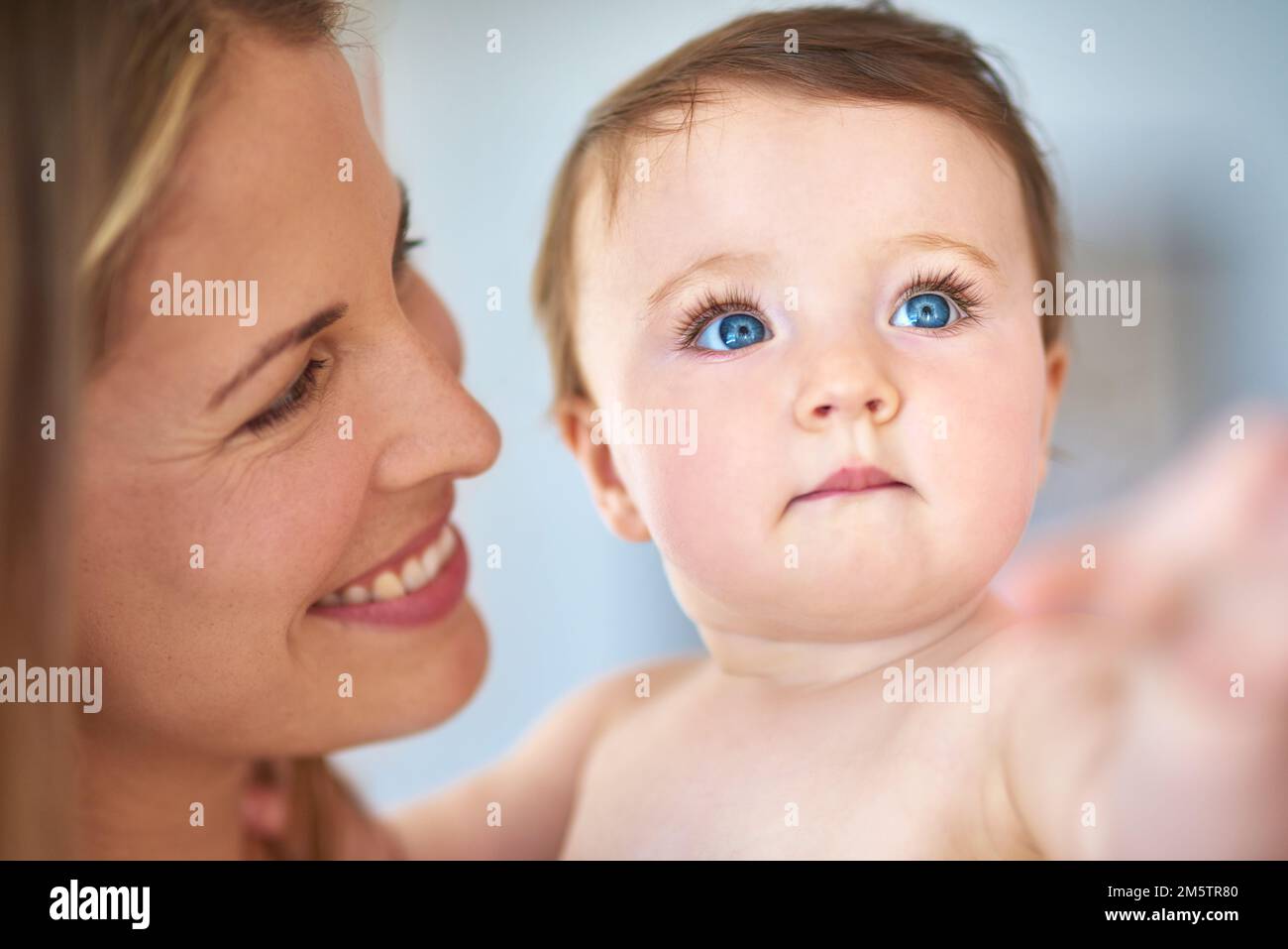Smiling mother carrying baby girl hi-res stock photography and images ... Smiling mother carrying baby girl hi-res stock photography and images ...