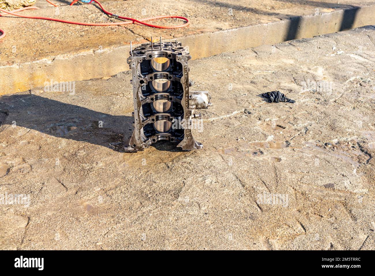Cleaning dismantle four cylinder engine block Stock Photo - Alamy Cleaning dismantle four cylinder engine block Stock Photo - Alamy