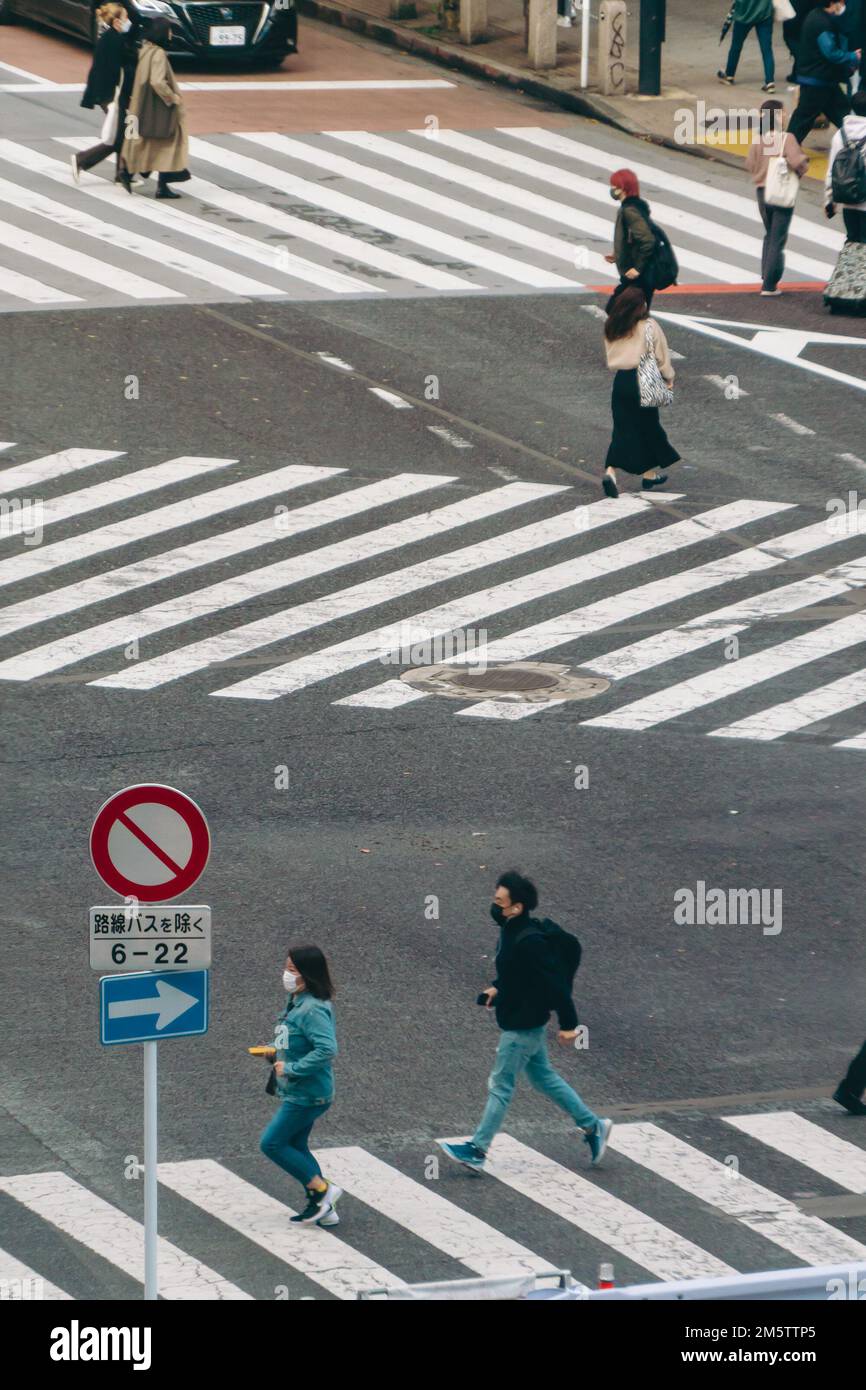 People crossing the famous scramble crossing of Shibuya Stock Photo - Alamy
