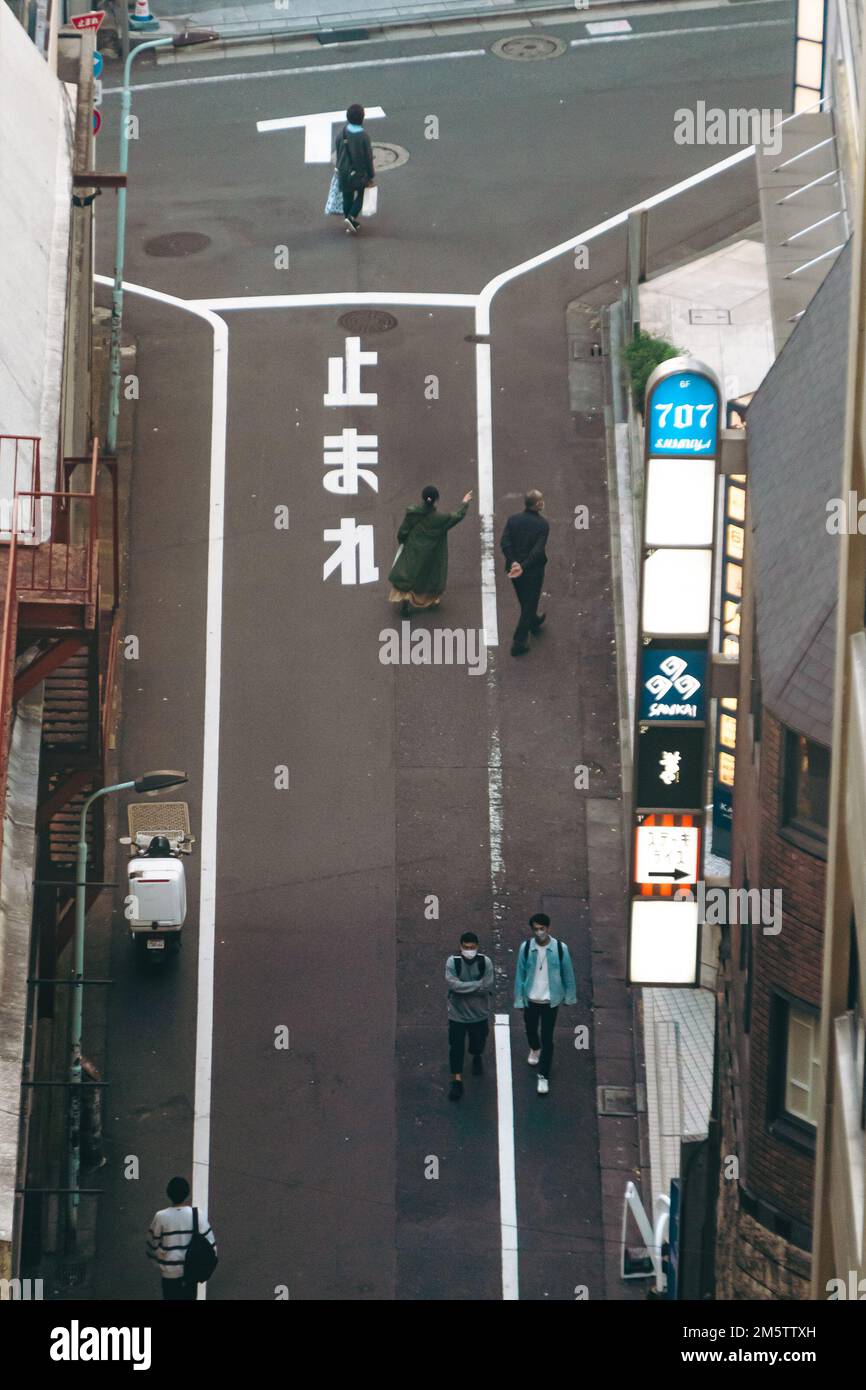 Aerial view of people walking hi-res stock photography and images - Alamy