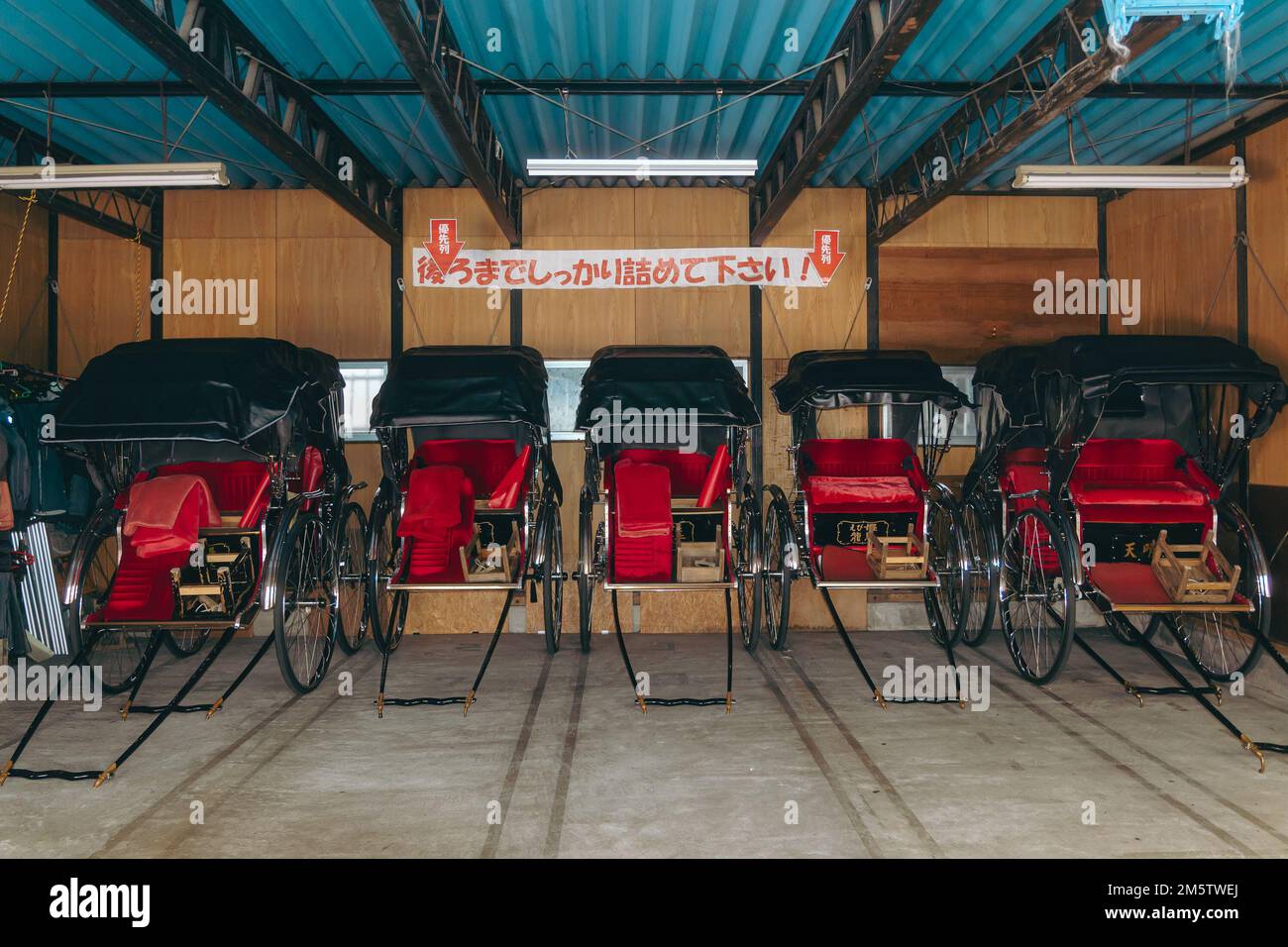 Old garage room hi-res stock photography and images - Alamy