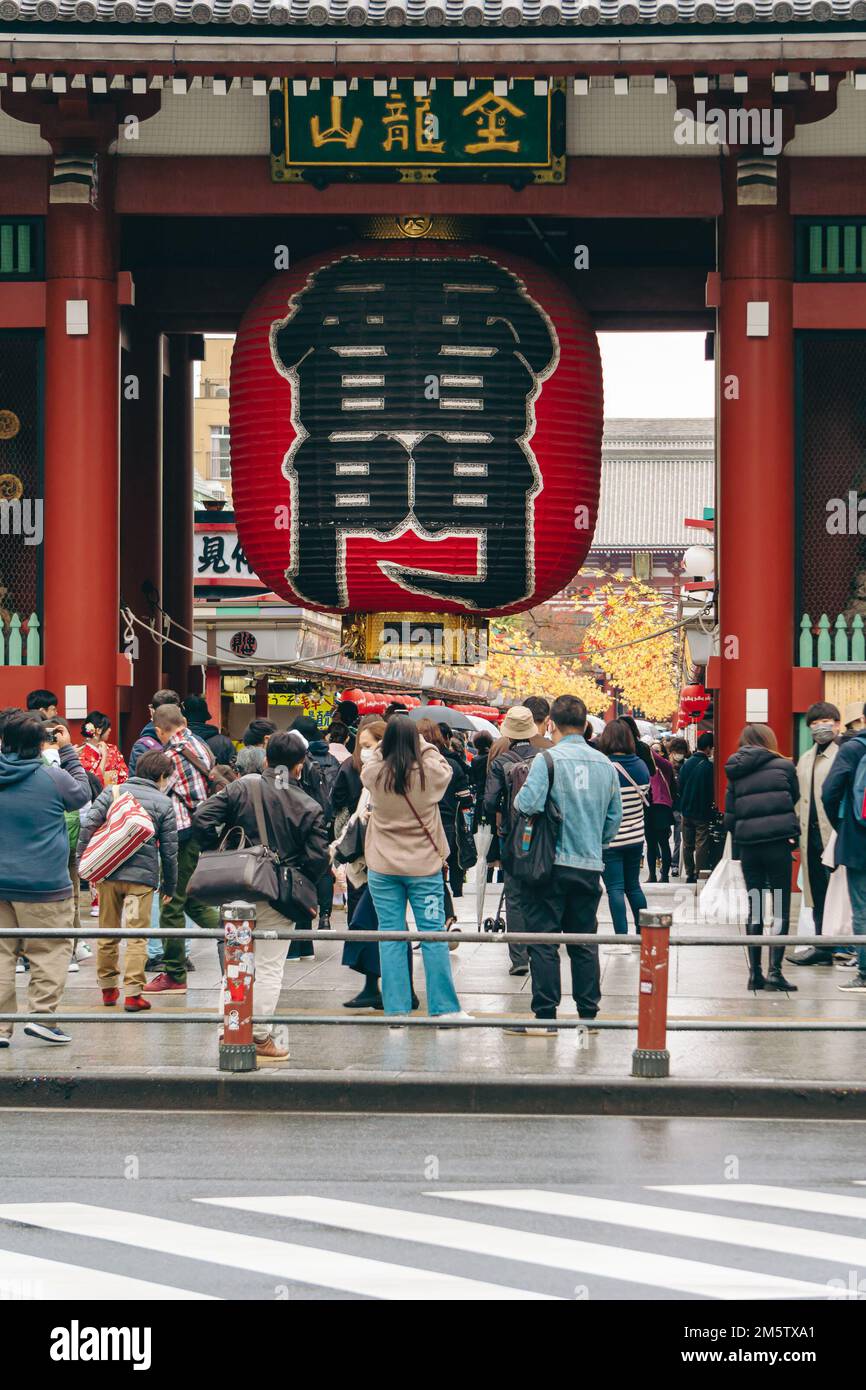 The iconic Kaminarimon Gate of Sensoji Temple, Asakusa Stock Photo - Alamy
