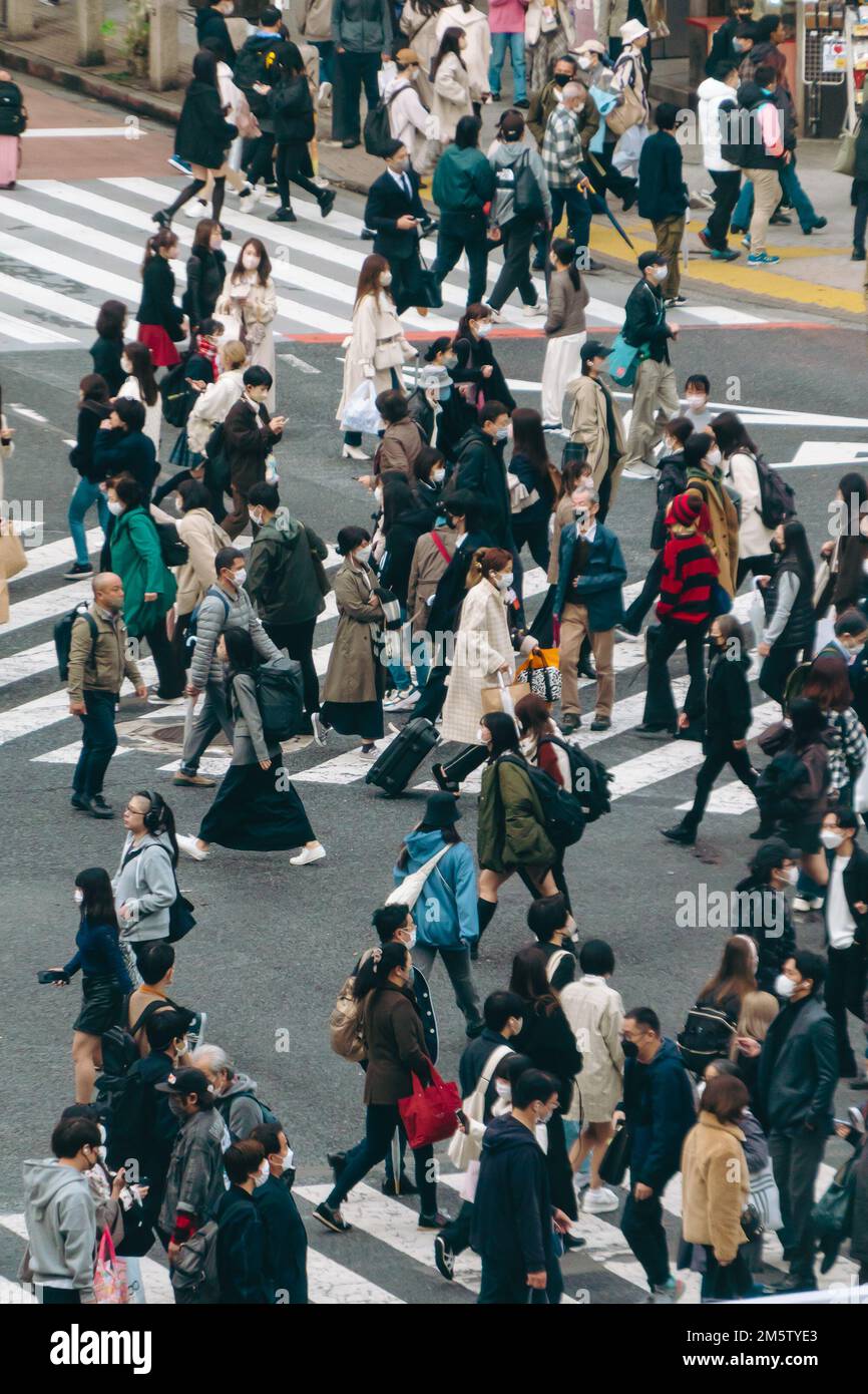 Large crowd of pedestrian crossing the Shibuya scamble crossing Stock ...