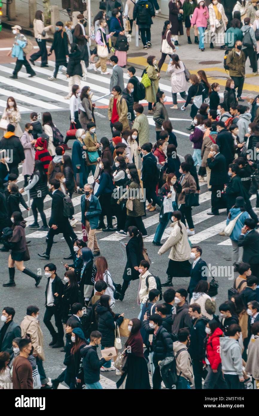 Large crowd of pedestrian crossing the Shibuya scamble crossing Stock ...