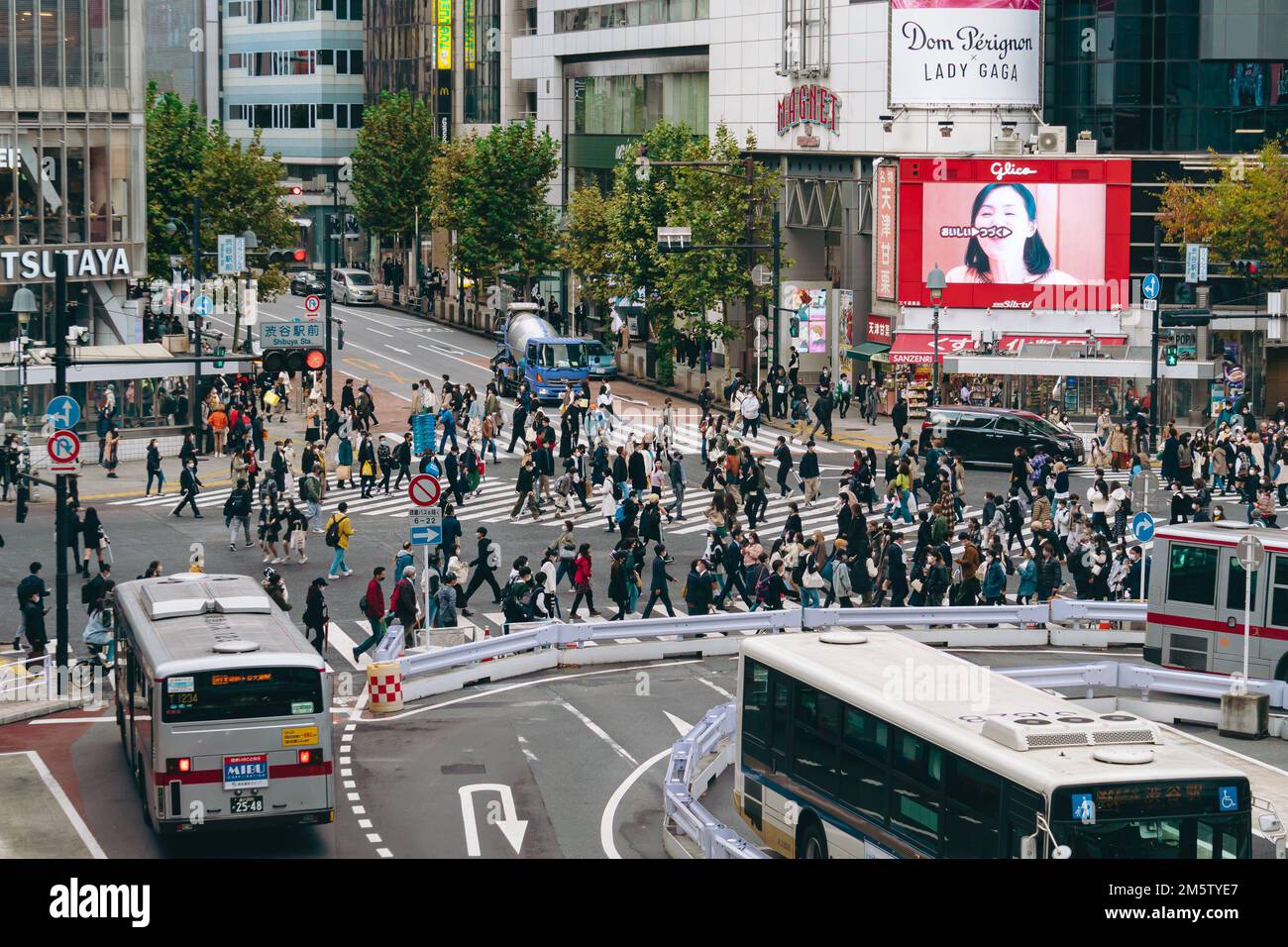 Large crowd of pedestrian crossing the Shibuya scamble crossing Stock ...