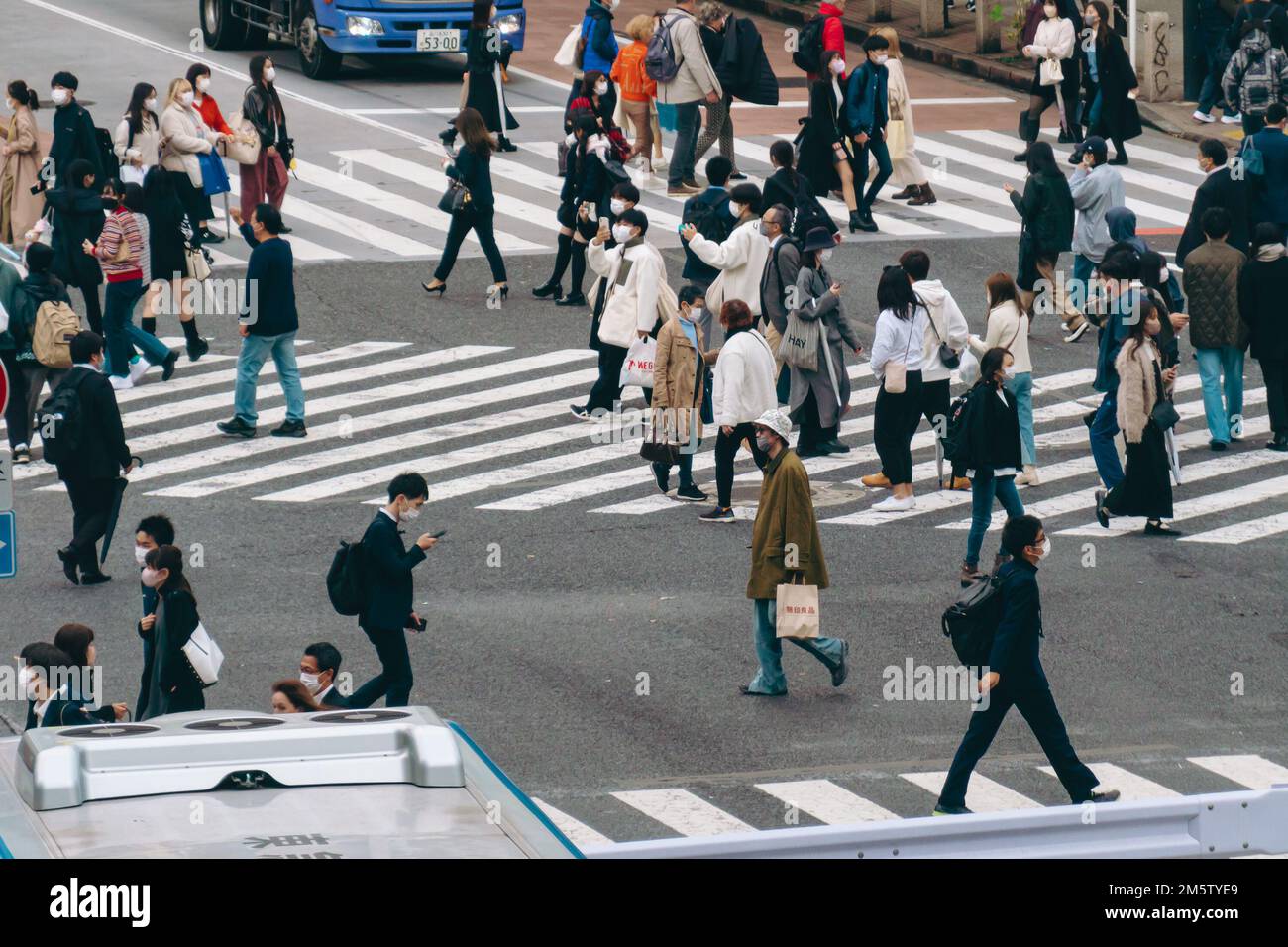 Large crowd of pedestrian crossing the Shibuya scamble crossing Stock ...
