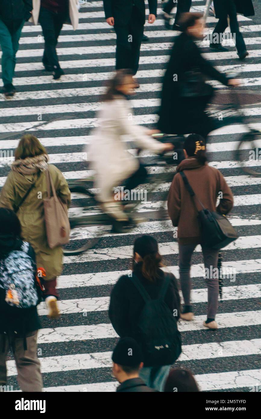 Crowds of people crossing the road at Shibuya's scramble crossing Stock ...