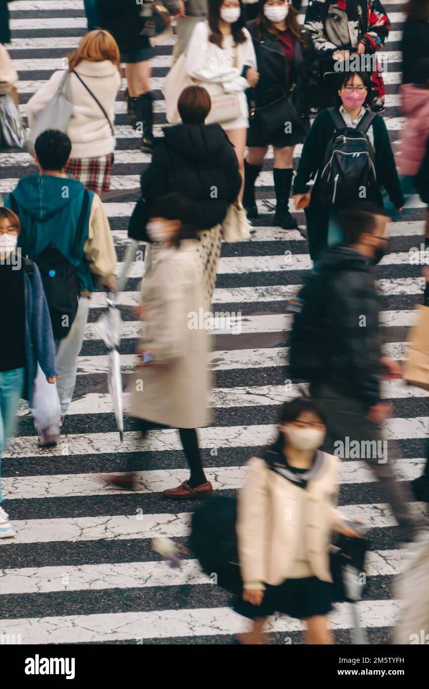 Crowds of people crossing the road at Shibuya's scramble crossing Stock ...