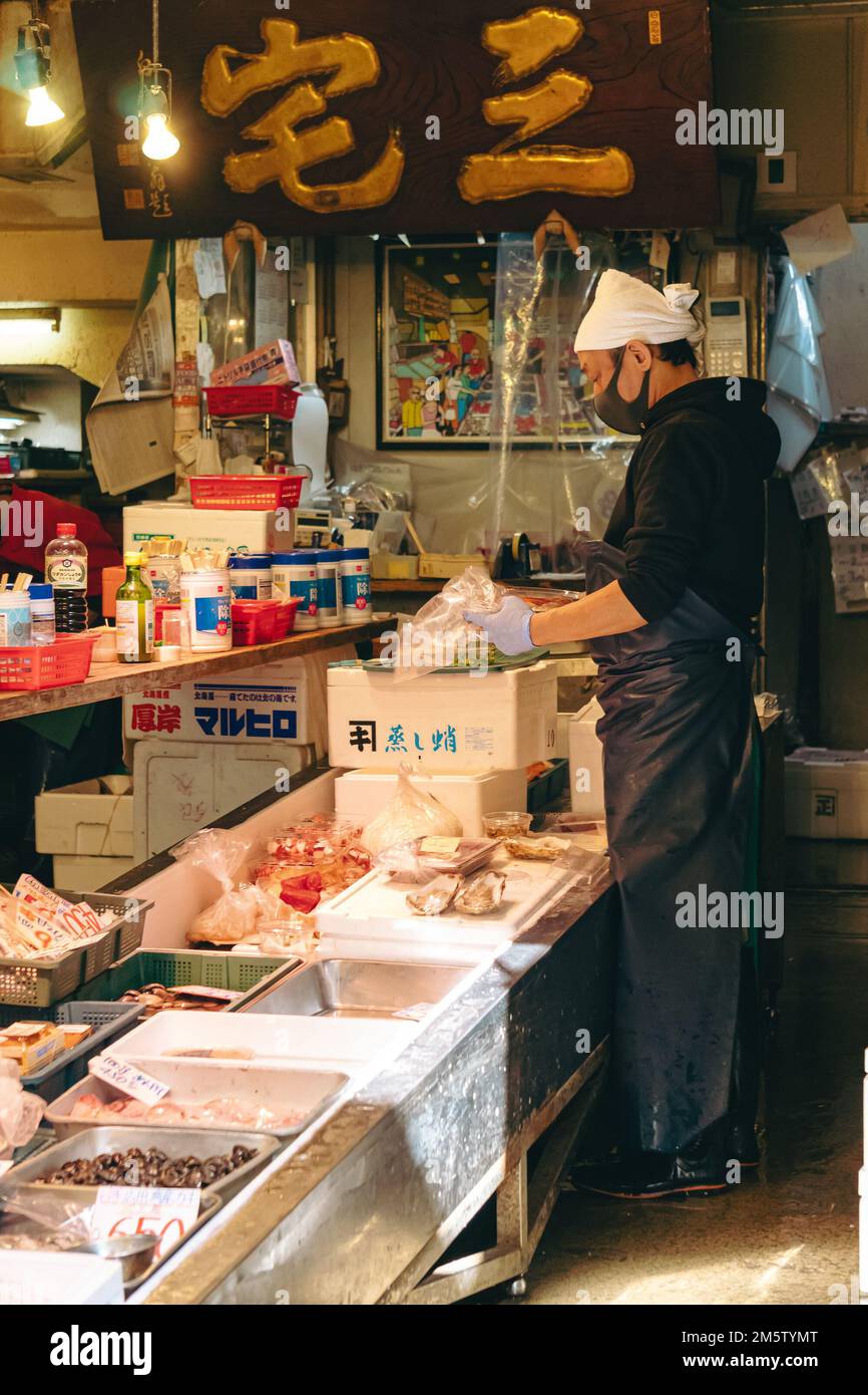 Tsukiji fish market tokyo fishmonger hi-res stock photography and ...