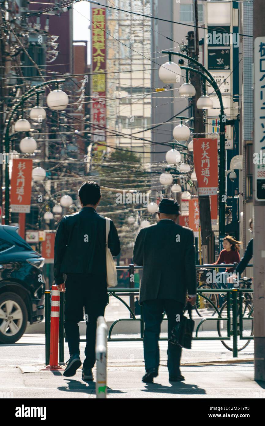 People walking downtown tokyo hi-res stock photography and images - Alamy