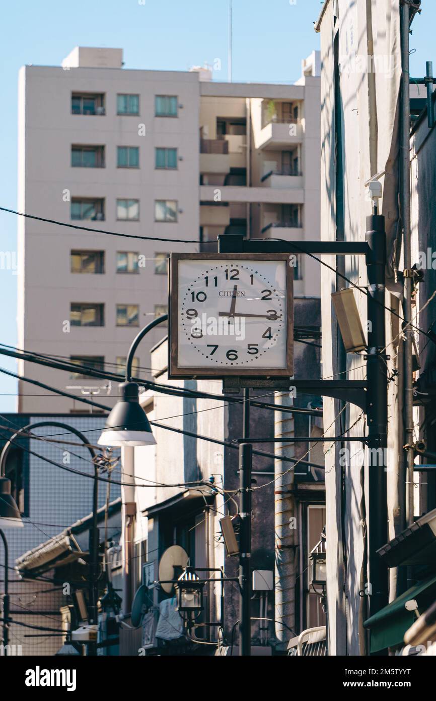 A retro public clock on the streets of Yanaka Ginza Stock Photo - Alamy