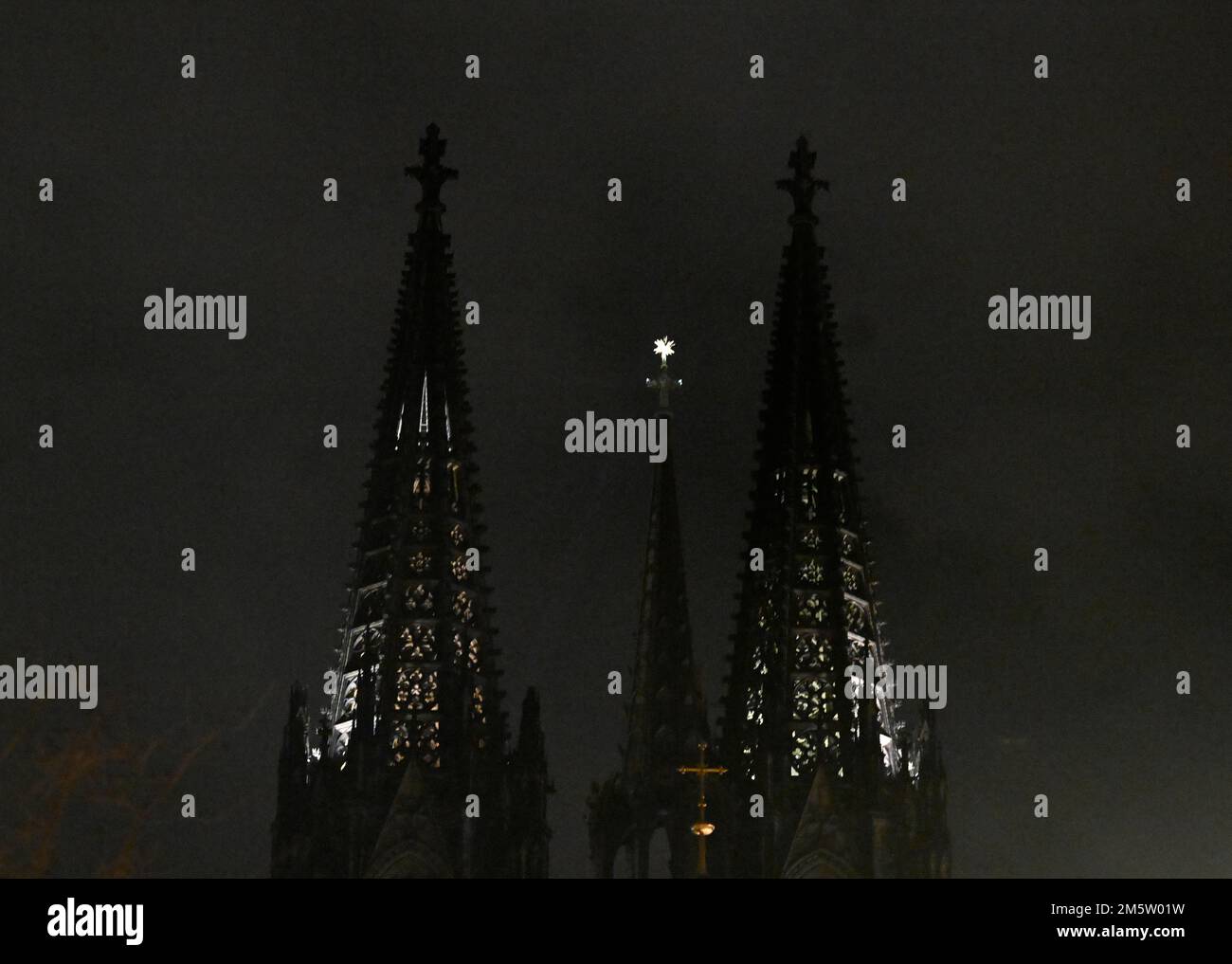 Cologne, Germany. 31st Dec, 2022. A star adorns the towers of the ...