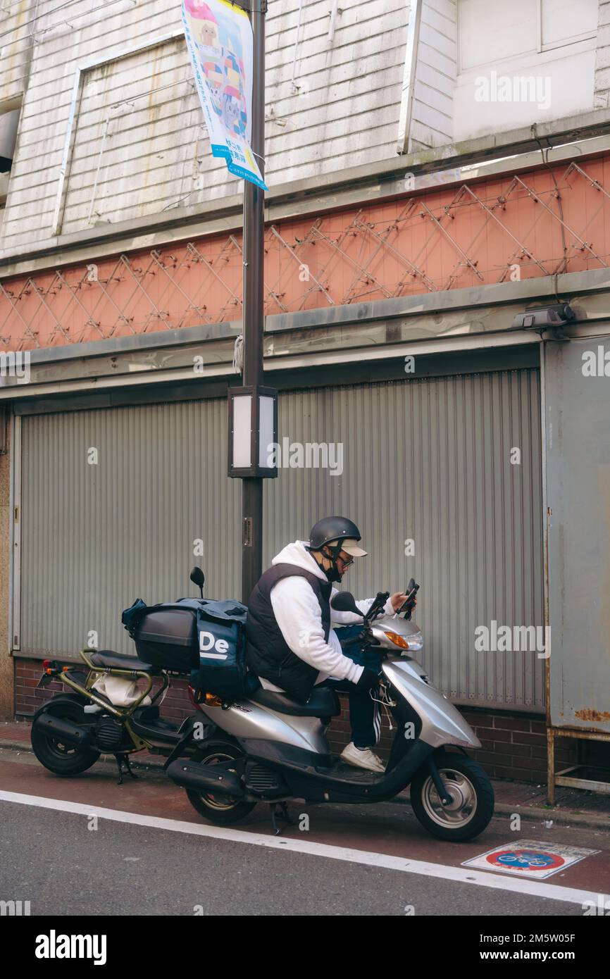 Delivery workers in downtown Tokyo Stock Photo - Alamy