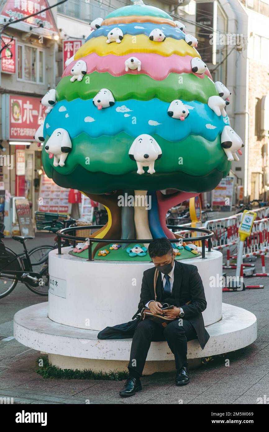A man sitting alone focusing on his phone Stock Photo - Alamy