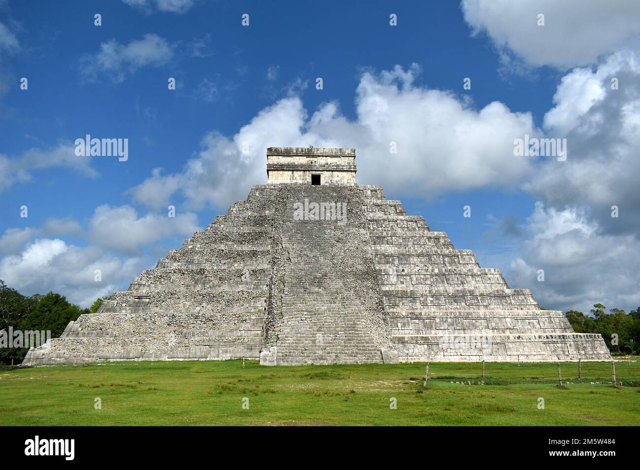 El Castillo Temple, Pyramid of Kukulkan, Chichén Itzá, Yucatán, Mexico ...