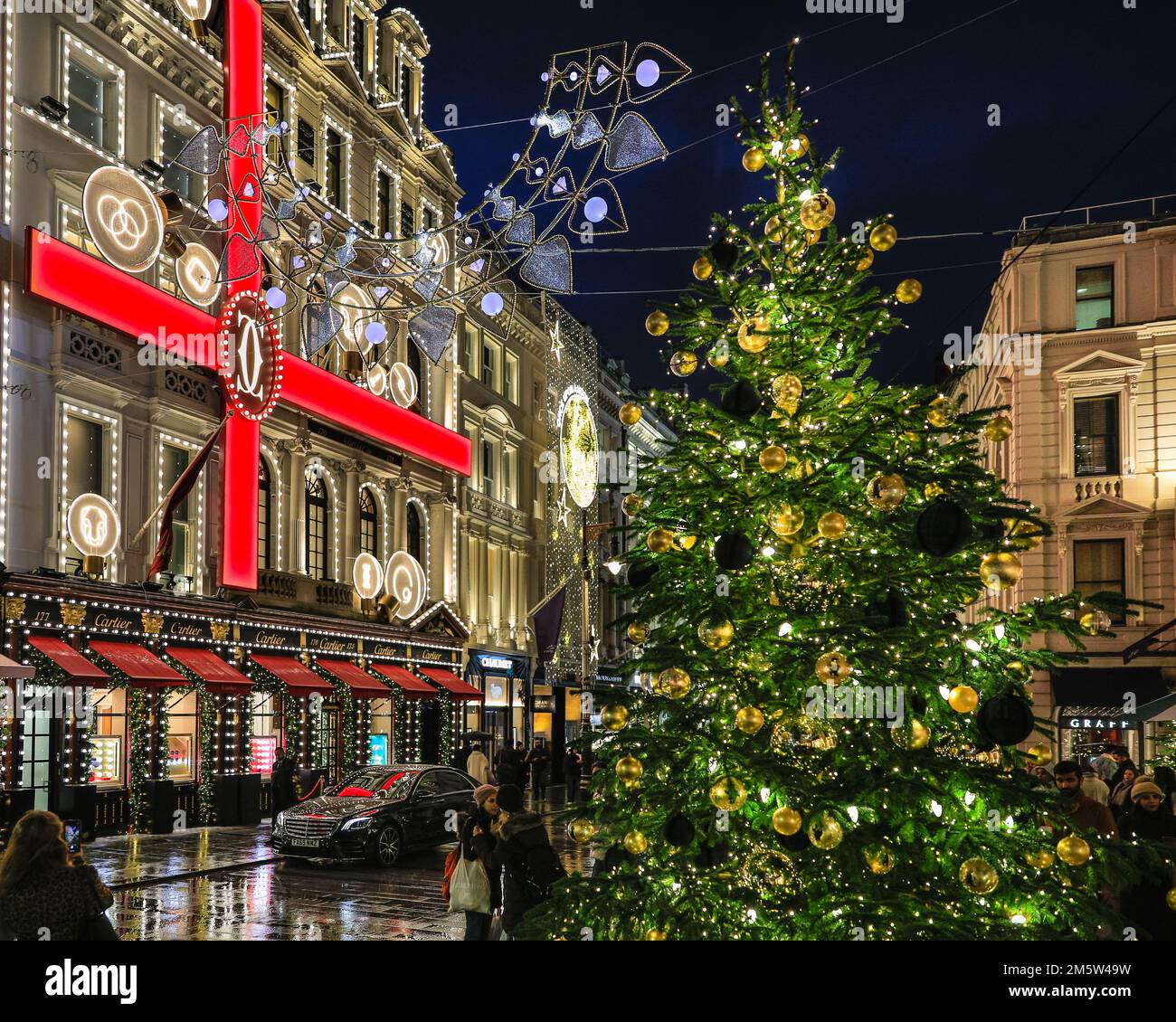 London, UK, 24th Nov 2022. People in Bond Street, Mayfair's famous ...