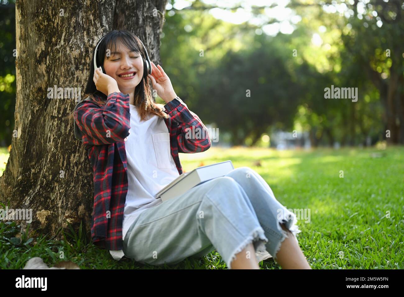 College student sitting under tree hi-res stock photography and images ...
