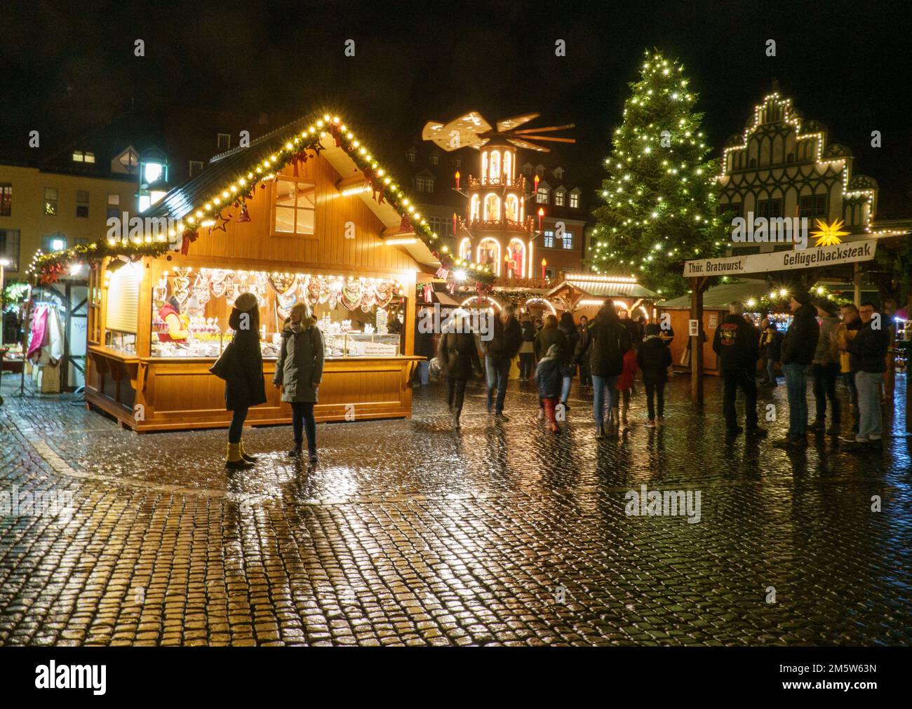 22 December 2022, Thuringia, Weimar: Passers-by visit the Weimar ...