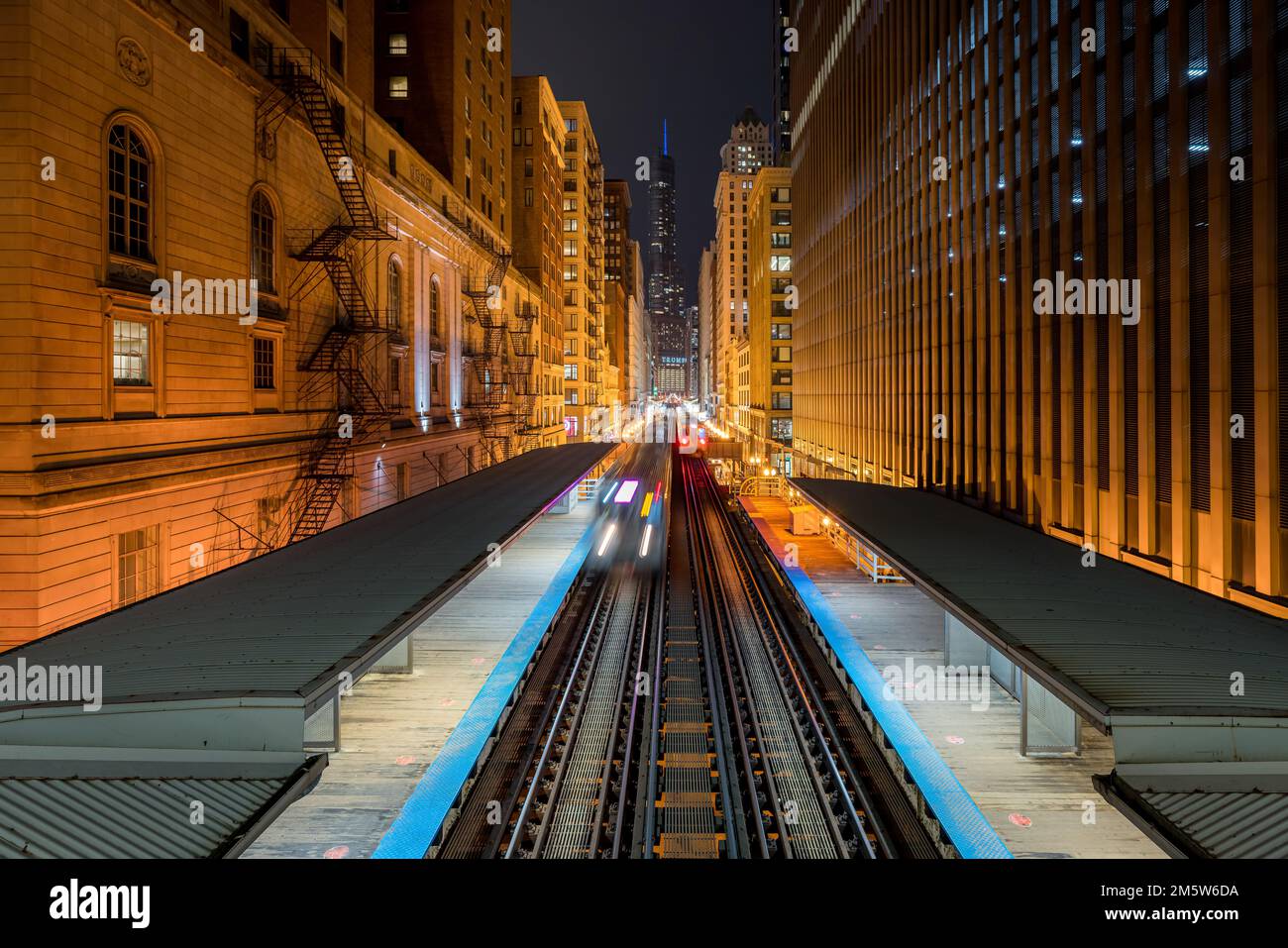 Night photo of Chicago Metro trains on the loop seen from an elevated point Stock Photo - Alamy