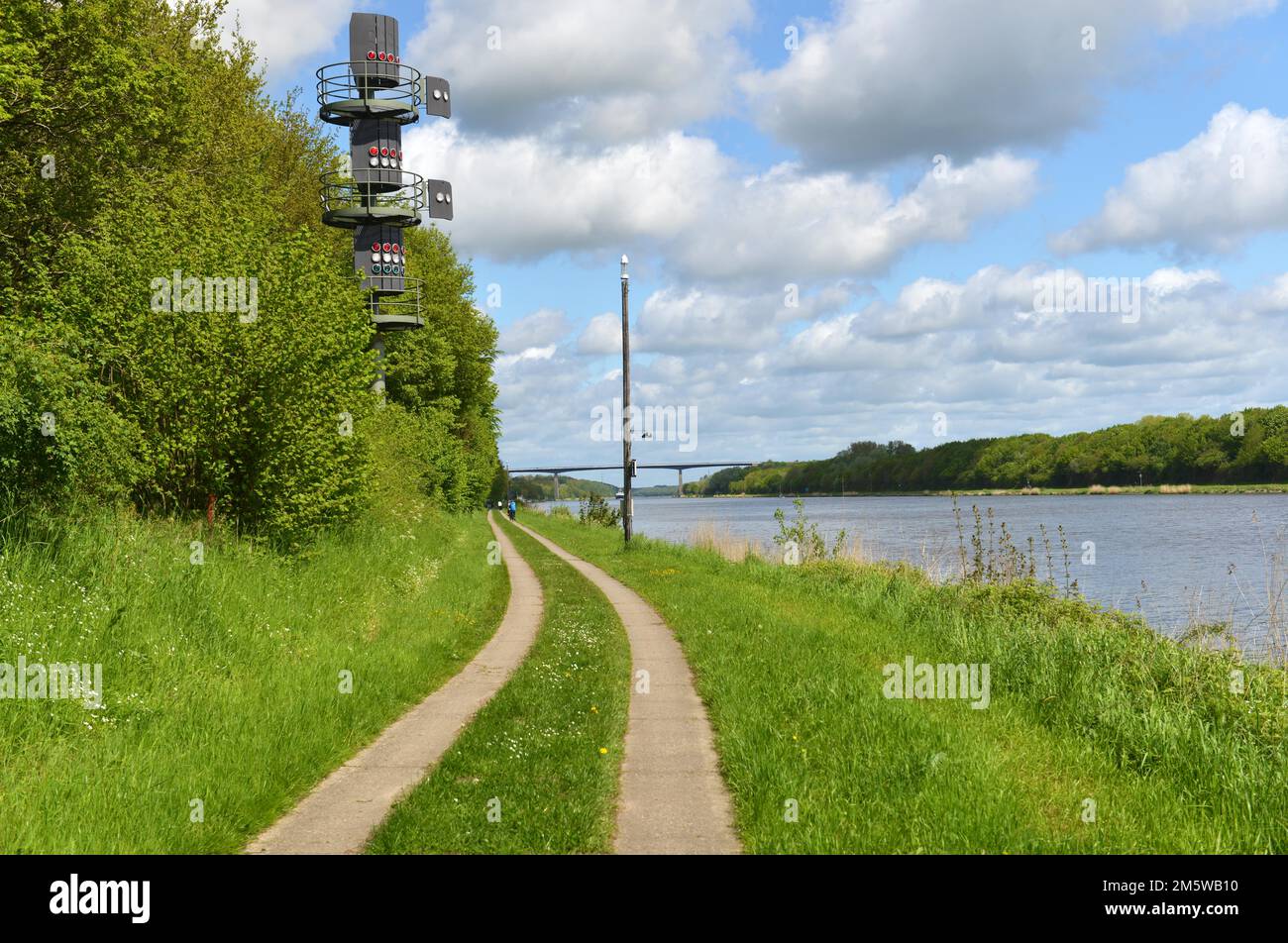 Signalling system for shipping traffic and cycle path on the Kiel Canal ...