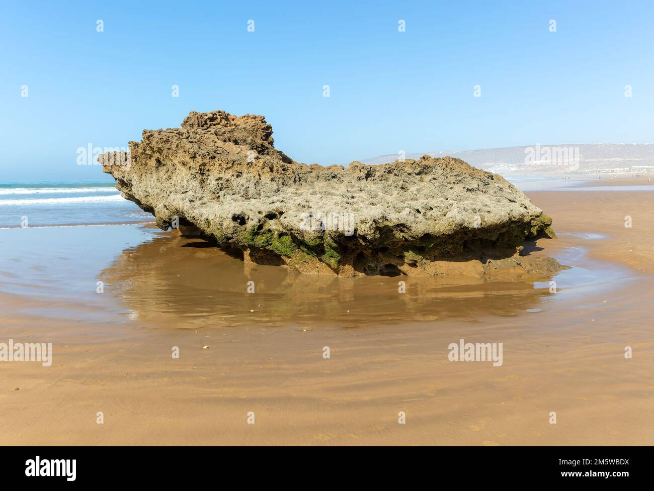 Rocky outcrop on the beach shoreline hi-res stock photography and ...