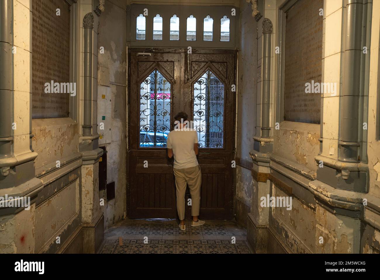 Leave building hi-res stock photography and images - Alamy