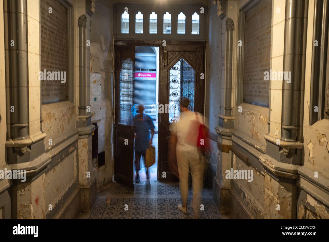 People coming in and leaving a building Stock Photo - Alamy