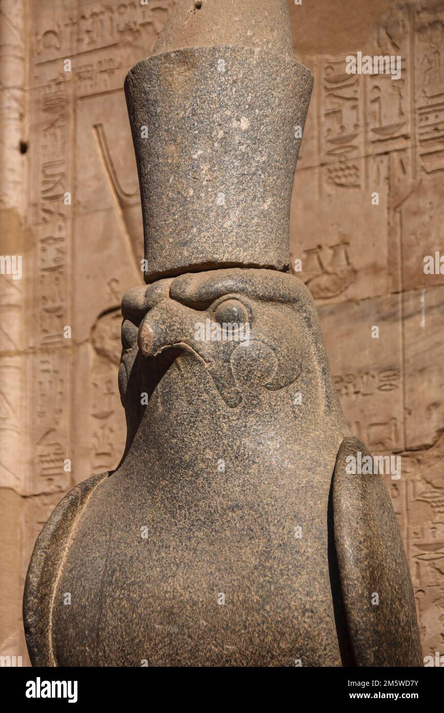 Horus statue, Edfu temple, Horus temple, Edfu, Egypt Stock Photo - Alamy