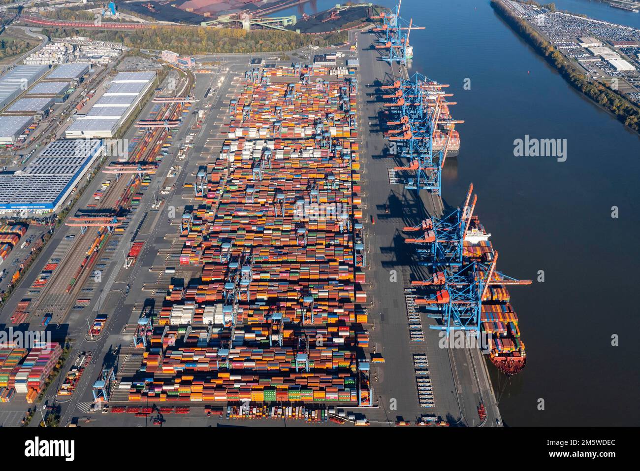 Aerial view of Container Terminal Altenwerder, automated operation ... Aerial view of Container Terminal Altenwerder, automated operation ...