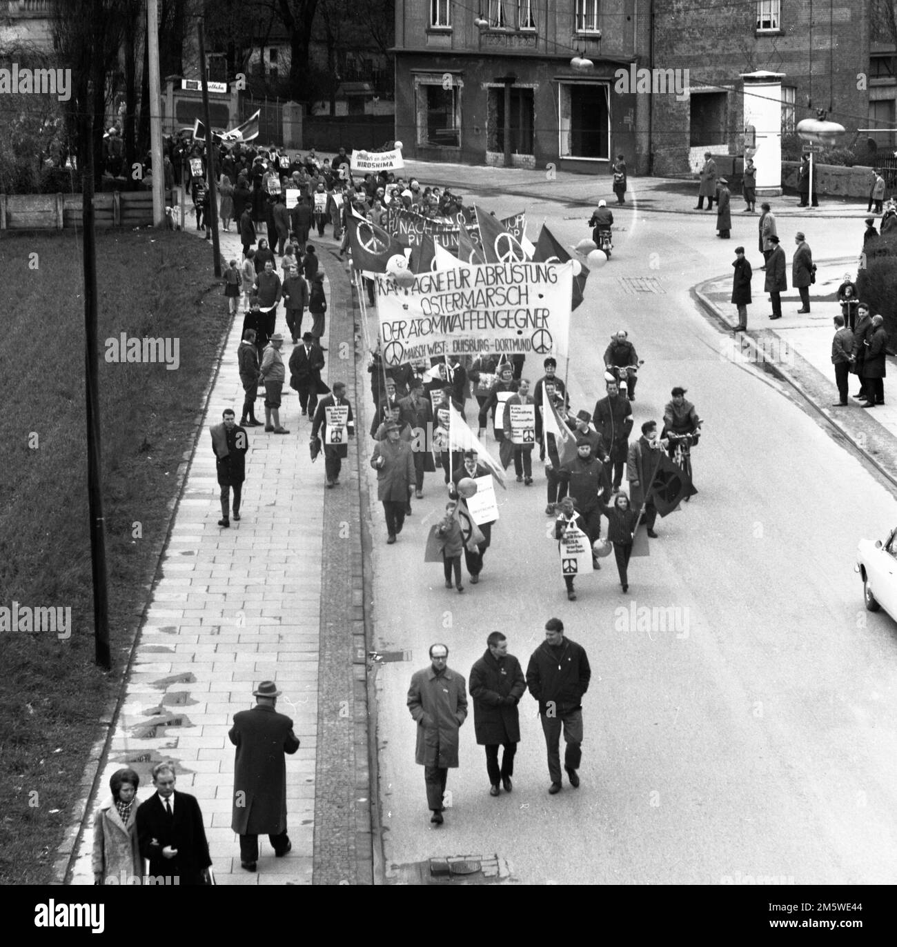 The Easter march of the opponents of nuclear weapons, here in the Ruhr ...