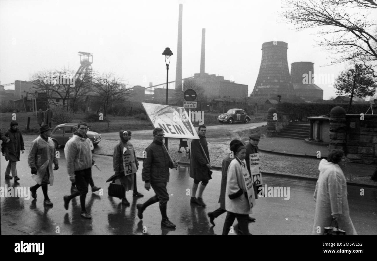 The Easter march of the opponents of nuclear weapons, here in the Ruhr ...