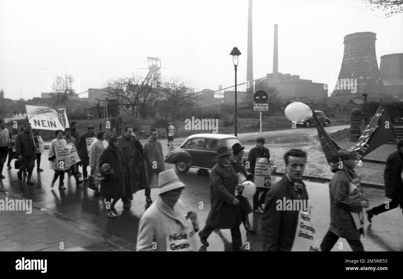 The Easter march of the opponents of nuclear weapons, here in the Ruhr ...