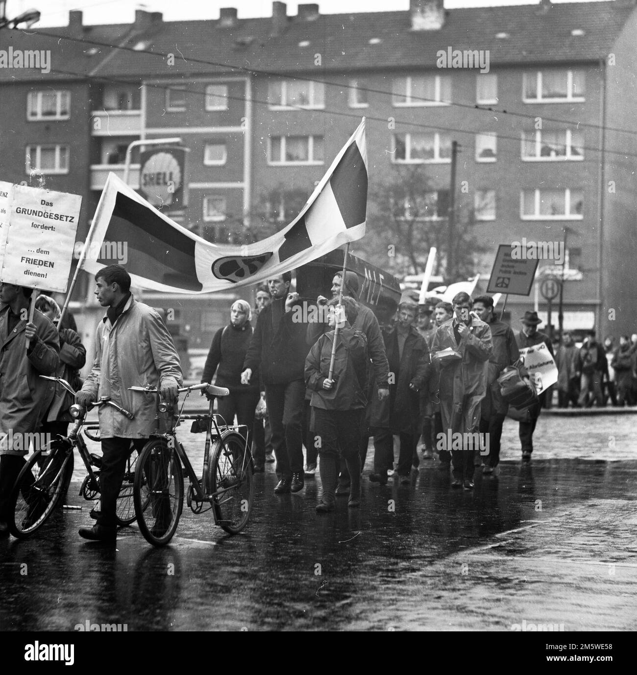 The Easter march of the opponents of nuclear weapons, here in the Ruhr ...