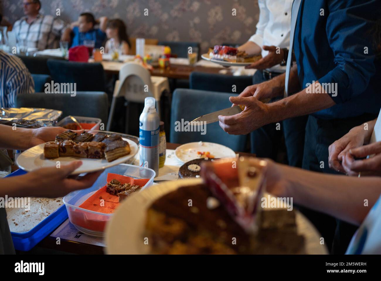 Messy table hi-res stock photography and images - Alamy