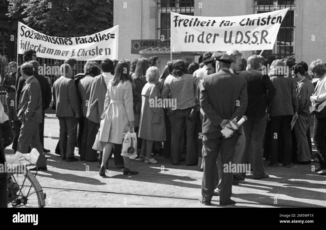 On the arrival of the Soviet head of state and party Leonid Brezhnev by ...